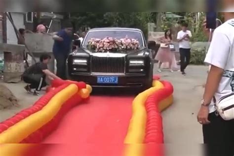 土豪结婚现场！劳斯莱斯汽车碾压100米长气球当爆竹，环保又炫富太讲究了爆竹气球劳斯莱斯
