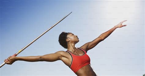 빨간 상의를 입고 장대를 들고 있는 여자 사진 Unsplash의 아프리카 계 미국인 여성 이미지