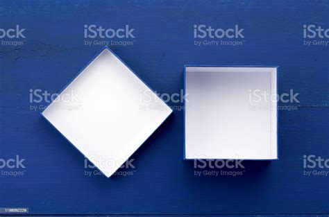 파란색 나무 배경에 선물을 위한 빈 사각형 판지 상자를 엽니 다 0명에 대한 스톡 사진 및 기타 이미지 0명 공란 기념일 Istock