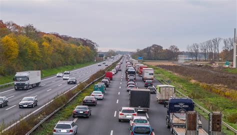 Schwerer Unfall Auf A Bei Rastatt Stauchaos Auf Der Autobahn