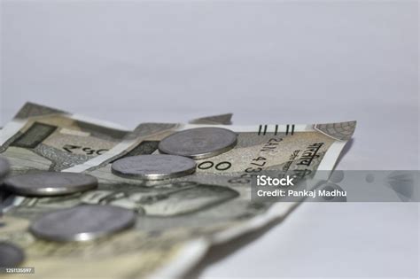 인도 500 루피 통화 지폐와 동전의 더미 선택적 포커스가 적용됩니다 0명에 대한 스톡 사진 및 기타 이미지 0명 경제