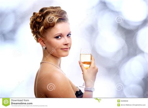 Молодая женщина с стеклом шампанского Стоковое Фото изображение насчитывающей взорвать
