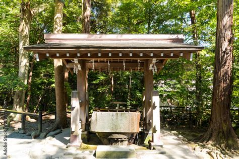 神奈川県ｰ風景 白旗神社の手水舎1 Stock Foto Adobe Stock