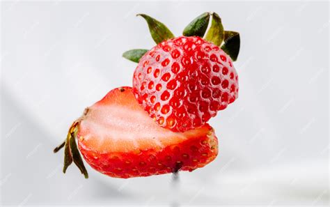 흰색 배경에 측면보기 신선한 딸기 무료 사진