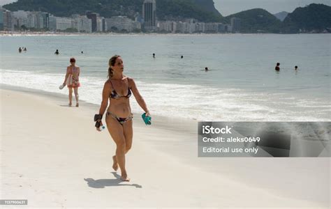 코파 카바 나 해변에서 걷는 예쁜 여자 시민 목욕 및 일광욕 걷기에 대한 스톡 사진 및 기타 이미지 걷기 관광 관광객