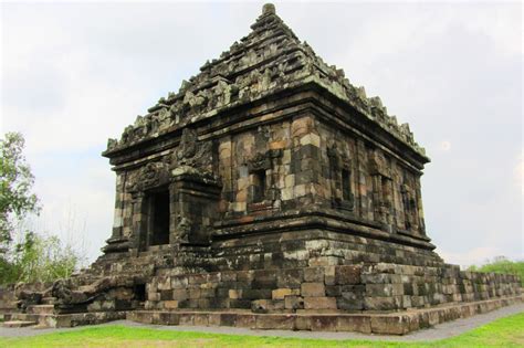 Pesona Candi Ijo Di Atas Bukit