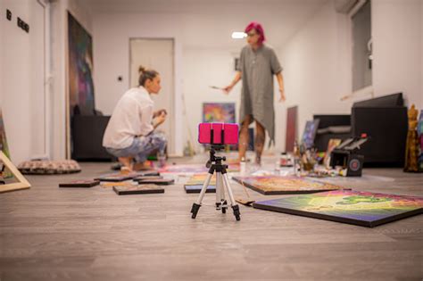 아트 스튜디오에서 하루에 대한 두 명의 여성 아티스트 녹화 비디오 2명에 대한 스톡 사진 및 기타 이미지 2명 40 44세 가정용 캠코더 Istock