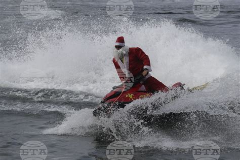 БТА Дядо Коледа смени шейната с джет за да подари играчки на деца с