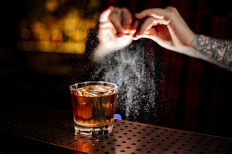 위스키와 칵테일 글라스에 오렌지 픽 주스를 뿌리 문신된 바텐더 레스토랑에 대한 스톡 사진 및 기타 이미지 레스토랑 문신 가까운 Istock