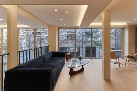 그린 컬러 금속 계단으로 포인트를 준 20평 모던 카페 인테리어 김포 마산동