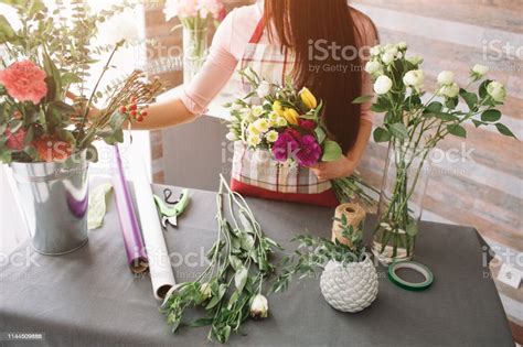 직장에서 여성 꽃집 예쁜 젊은 갈색 머리 여 자가 다른 꽃의 패션 현대 꽃다발을 만들기 워크샵에서 꽃을 작업 하는 여성 개화기에