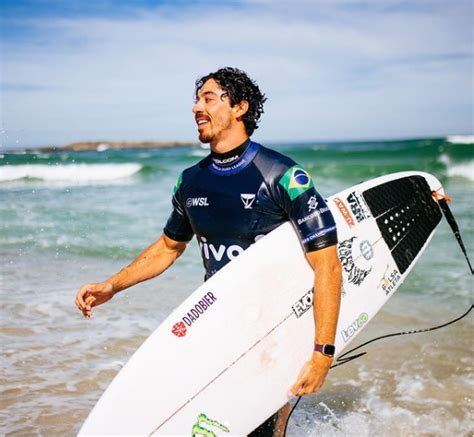 Nota em Saquarema põe Yago Dora na briga pelo título mundial de surfe