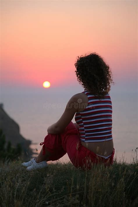 Le Femme Regarde Un Coucher Du Soleil Image stock Image du beauté humain 2954533