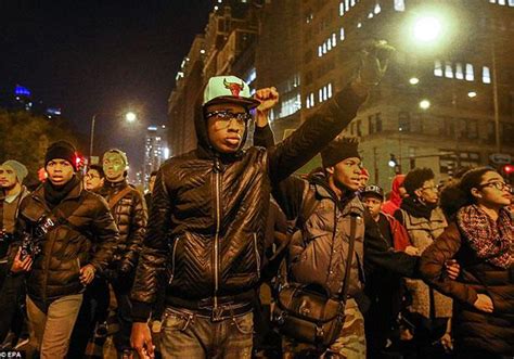 بالفيديو مظاهرات تهز شيكاغو بعد مقتل شاب أسود بـ ١٦ طلقة مصراوى