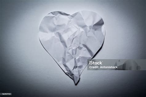 Símbolo Del Corazón Hecho De Papel Viejo Arrugado Sobre Un Fondo