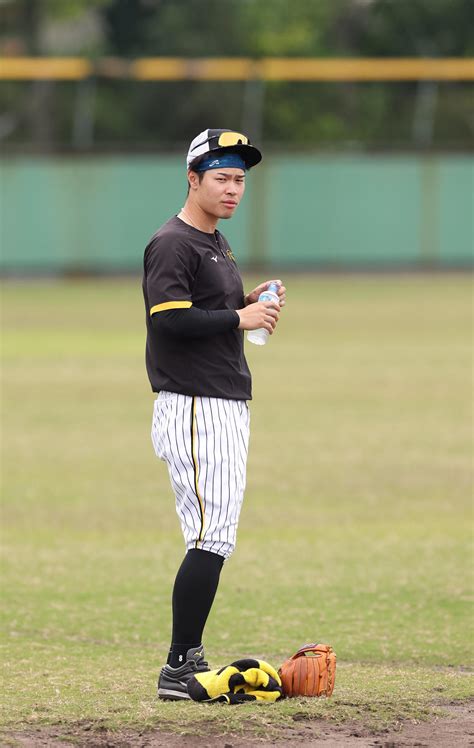 【阪神】2軍降格佐藤輝明「しっかり練習して頑張るだけ」鳴尾浜でマンツーマン特守50分間289本 プロ野球写真ニュース 日刊スポーツ