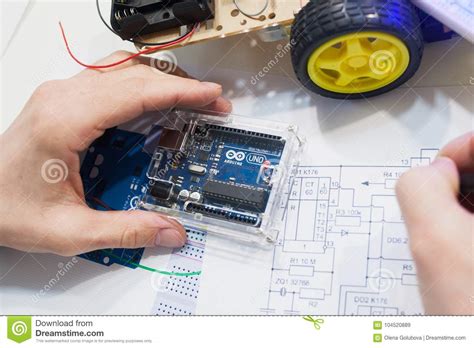 与arduino Uno微型控制器的机器人学创作 编辑类库存图片 图片 包括有 生产 矩阵 筹码 104520889