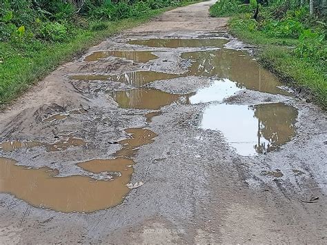 Warga Keluhkan Genangan Air Akibat Pipa Pdam Bocor