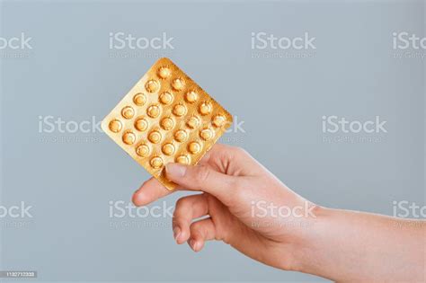 비타민과 건강 보조 식품 손에 비타민 알 약을 들고 여자 약물을 복용 하는 행복 한 소녀의 근접 촬영 건강 한 다이어트 영양