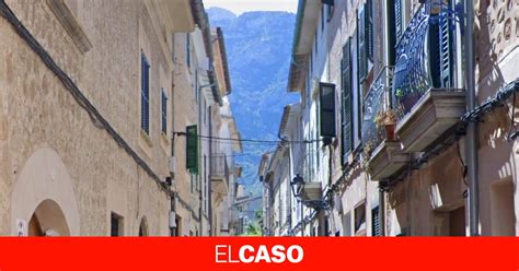 Un Hombre Se Atrinchera Con Un Cuchillo Retiene A Su Madre Y Hiere A