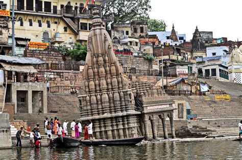 Amudu The Leaning Temple Of Varanasi