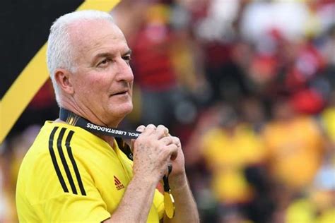 Dorival cumpre promessa pessoal e entra para a história do Flamengo