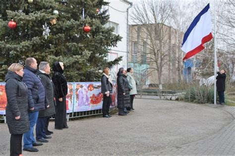 На главном флагштоке Первомайского района подняли Государственный флаг