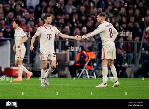 Thomas M Ller FC Bayern M Nchen 25 Und Leon Goretzka FC Bayern M