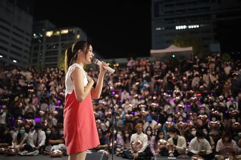บันเทิง อิ้งค์ วรันธรบุกเซอร์ไพรส์แฟนเพลง เสิร์ฟออเดิร์ฟโชว์ที่สยาม