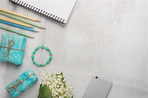 Flatlay 꽃과 전화 여자의 장신구와 밝은 배경에 쓰기 빈 자리와 선물 휴가 대 한 엽서로 사용할 수 있습니다 0명에 대한 스톡 사진 및 기타 이미지 Istock