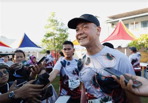 Meski Tangan Habis Operasi Ganjar Tetap Ikut Event Lari Bersama Ribuan