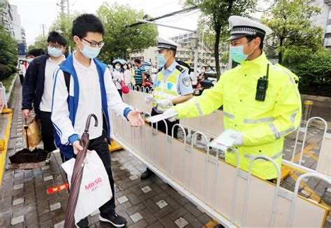 情暖校园 交警叔叔送头盔来了 交警 人民交通网