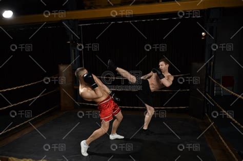 年轻高清图片 职业年轻欧洲男性混合拳击手在拳击场上裸体躯干拳击的室内镜头：穿着黑色短裤的男性伸出腿，将穿着红色裤子的敌人踢到他的脸上 生活方式免费下载 格式 编号51436334 千图网