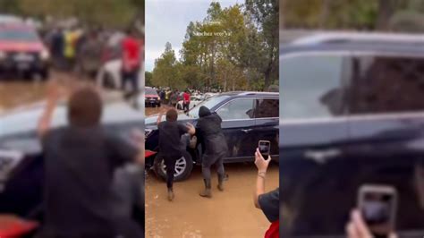 El coche de Pedro Sánchez golpeado en Paiporta MarcaTV