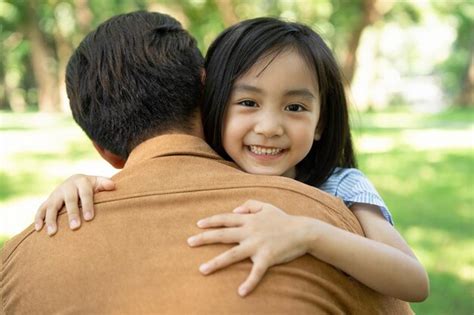 Premium Photo Photo Of Asian Father And Daughter At Park