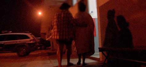 Jovem de 22 anos sai de culto para atender celular é levada para