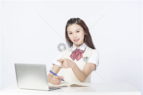用笔记本电脑学习的女学生高清图片下载 正版图片500908168 摄图网