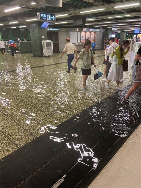 黑雨｜新界北部、柴灣嚴重水浸 大量車輛拋錨乘客被困 有市民被洪水沖走