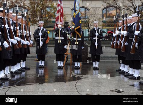 Us Navy The Navy Ceremonial Guard Parades The Colors During A Wreath