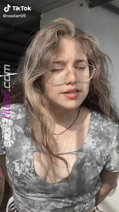Sexy Noeliart26 Shows Cleavage In Crop Top And Bouncing Boobs Braless