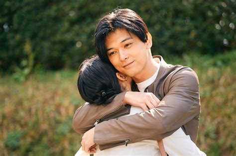 吉沢亮穏やか笑顔で抱きしめや嬉しげ表情！「ファミリア」場面写解禁