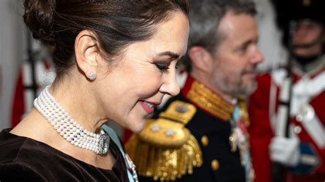 Prinzessin Mary Übt Sie Schon Ihr Lächeln Als Königin Körpersprachenexpertin Klärt Auf Galade