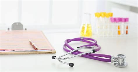 전경에 있는 청진 기는 의사 사무실과 배경에서 약 병의 책상의 근접 촬영 건강관리와 의술에 대한 스톡 사진 및 기타 이미지 건강관리와 의술 계절 기침하기 Istock