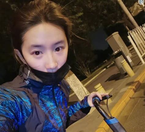劉亦菲破尺度禮服「只靠花瓣遮」！辣躺沙發炸流量密碼網急喊：頂不住｜四季線上4gtv