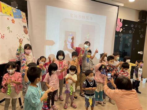 【中華時報電子報】高市圖小港分館與社區親子歡慶聖誕佳節 「寫信給聖誕老公公」 鄭慧美報導