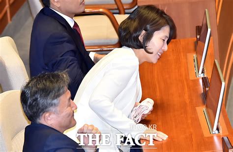 [tf포토] 전희경 표창원과 어색한 악수 웃는게 웃는 게 아니야 포토 기사 더팩트