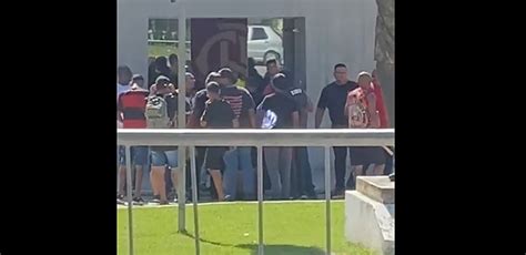 Muro pichado e protesto no CT Flamengo amarga crise após nova derrota