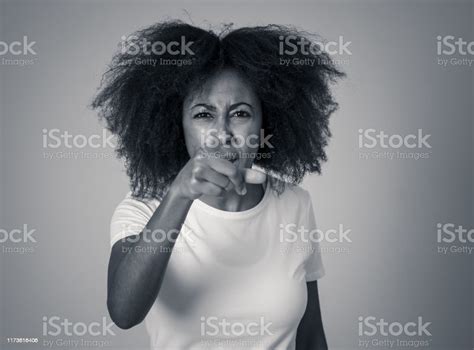 화가 스트레스 얼굴 매력적인 좌절 아프리카 계 미국인 여성의 초상화 미친 듯이 보이고 미친 소리를 지르고 분노한 제스처를 합니다 얼굴 표정과 감정과 정신 건강 감정에 대한