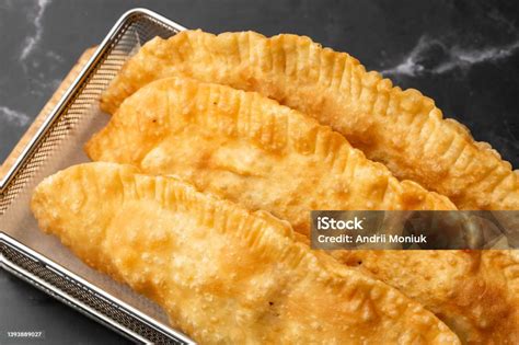 우즈벡 동부 타타르 요리 블랙 보드에 체부레크 Cheburek 고기와 함께 튀긴 파이 터키와 몽골의 전통 요리 패스티 엠파나다 0명에 대한 스톡 사진 및 기타 이미지