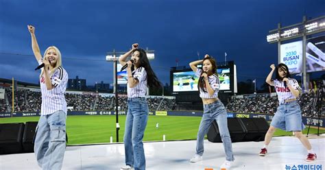 피프티 피프티 응원 단상에서 화려한 무대[포토엔hd]